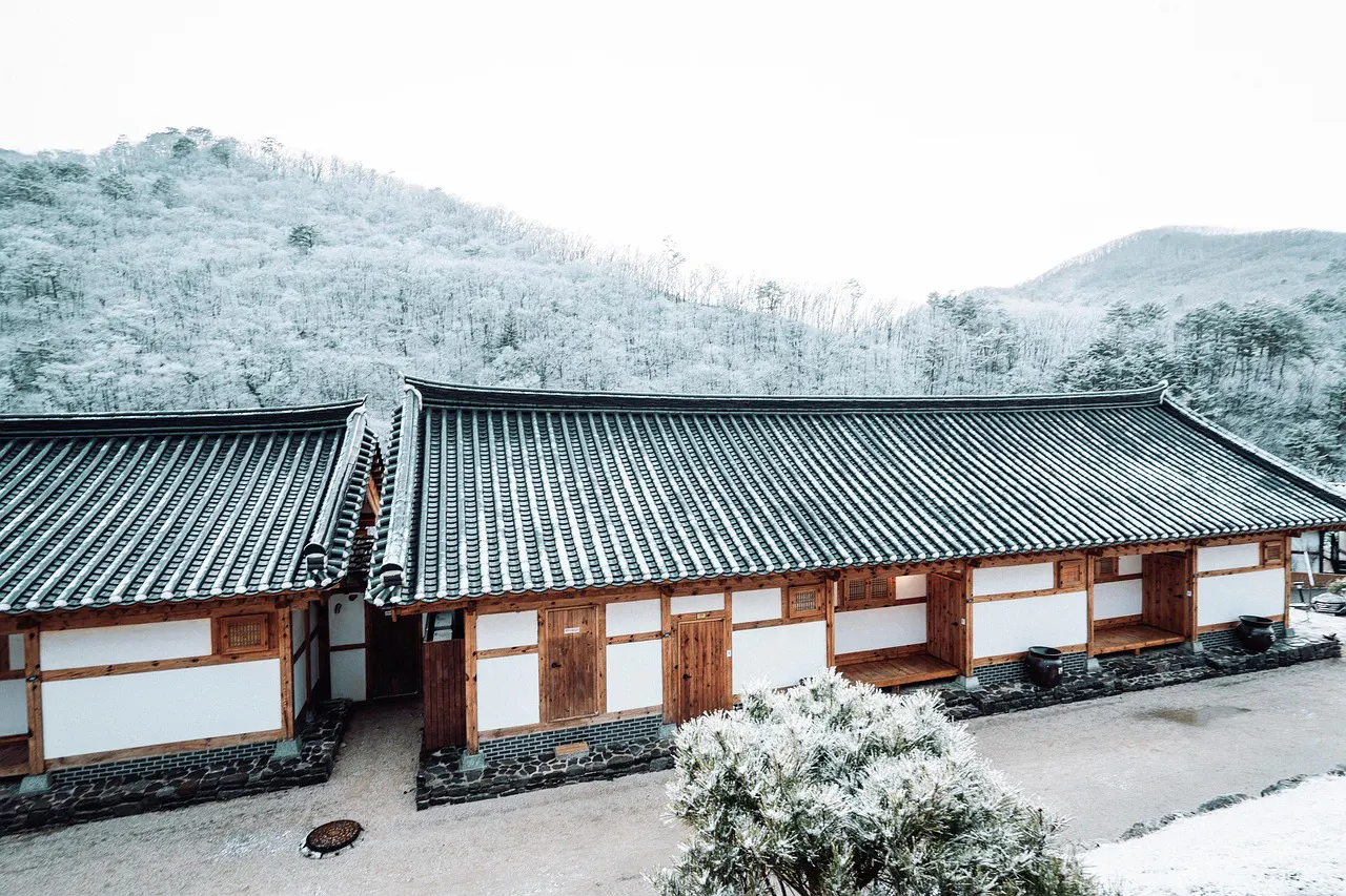 🌄 Moon-Kyung-Sae-Jae – The Mountain Pass of Life and Impermanence